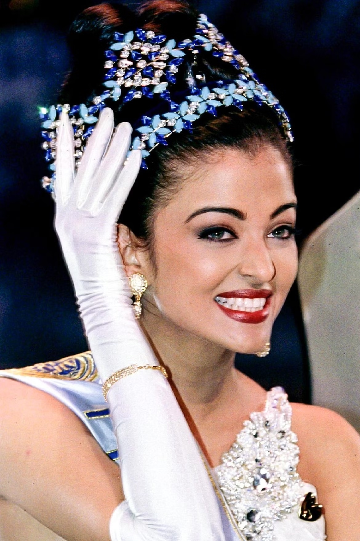 Aishwarya Rai मिस वर्ल्ड का ताज पहन जमीन पर बैठीं खाना खाती नजर आईं 6965